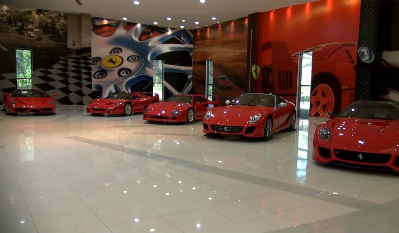 Uau! Esta é a Coleção de Super Carros Mais Impressionante que Você Já ...