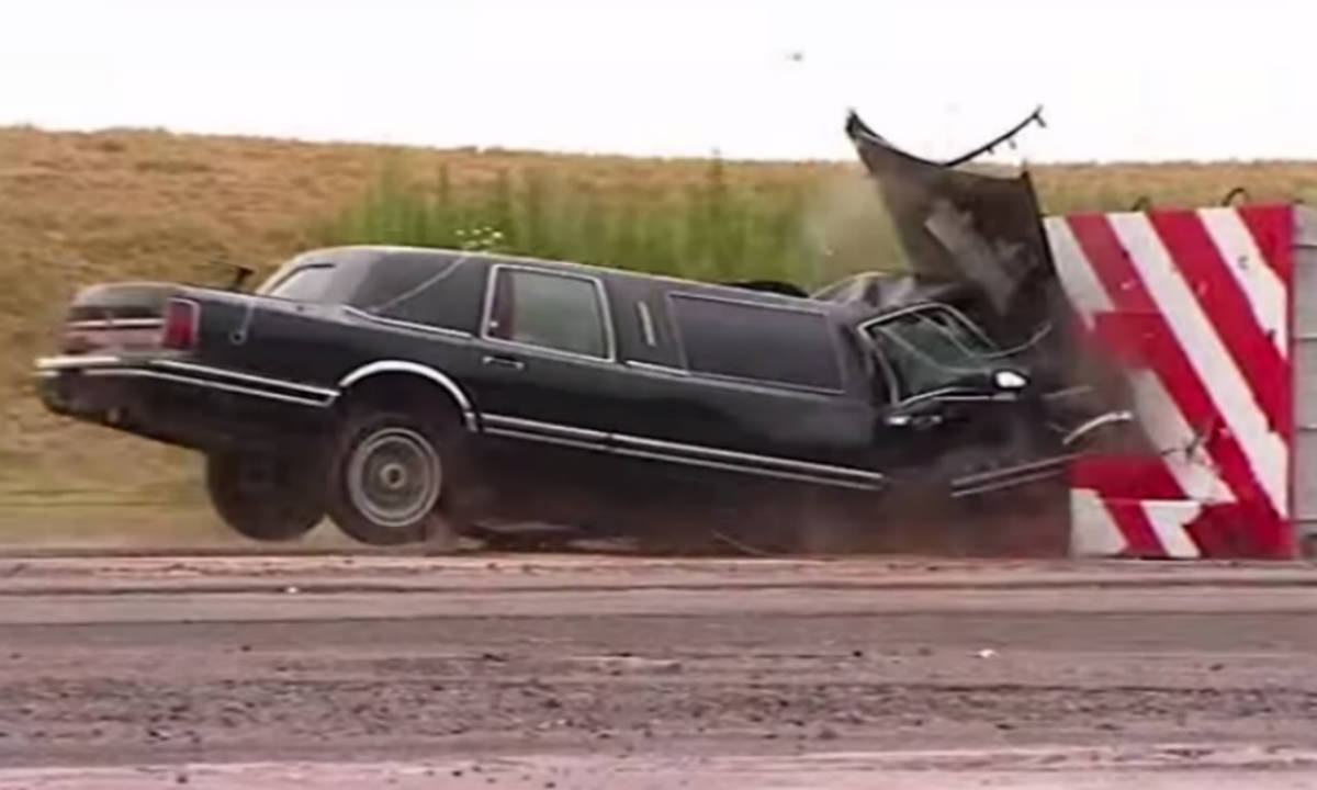 Incrível! O primeiro Crash-Test de uma Limousine! Você precisa Ver o ...