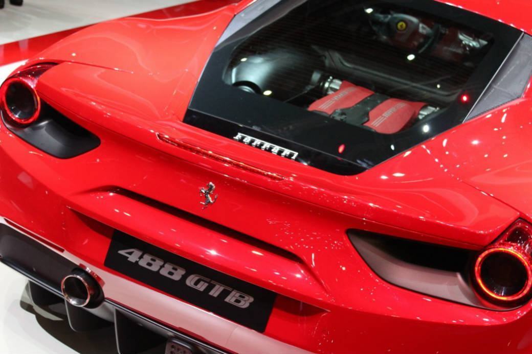Atenção: Nova Ferrari na Área. Veja a 488 GTB com seu Motor V8 em ação ...