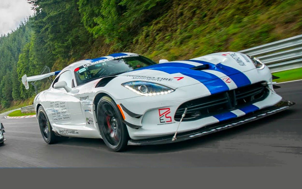 Dodge Viper ACR acelera tudo para (tentar) quebrar recorde da volta ...