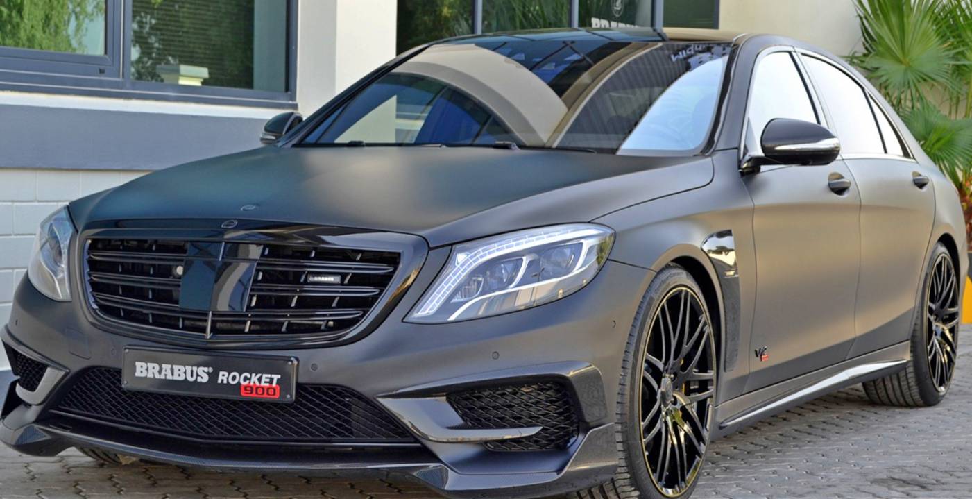 Com 900cv (motor V12 biturbo), Brabus Rocket 900 acelera em pista de ...